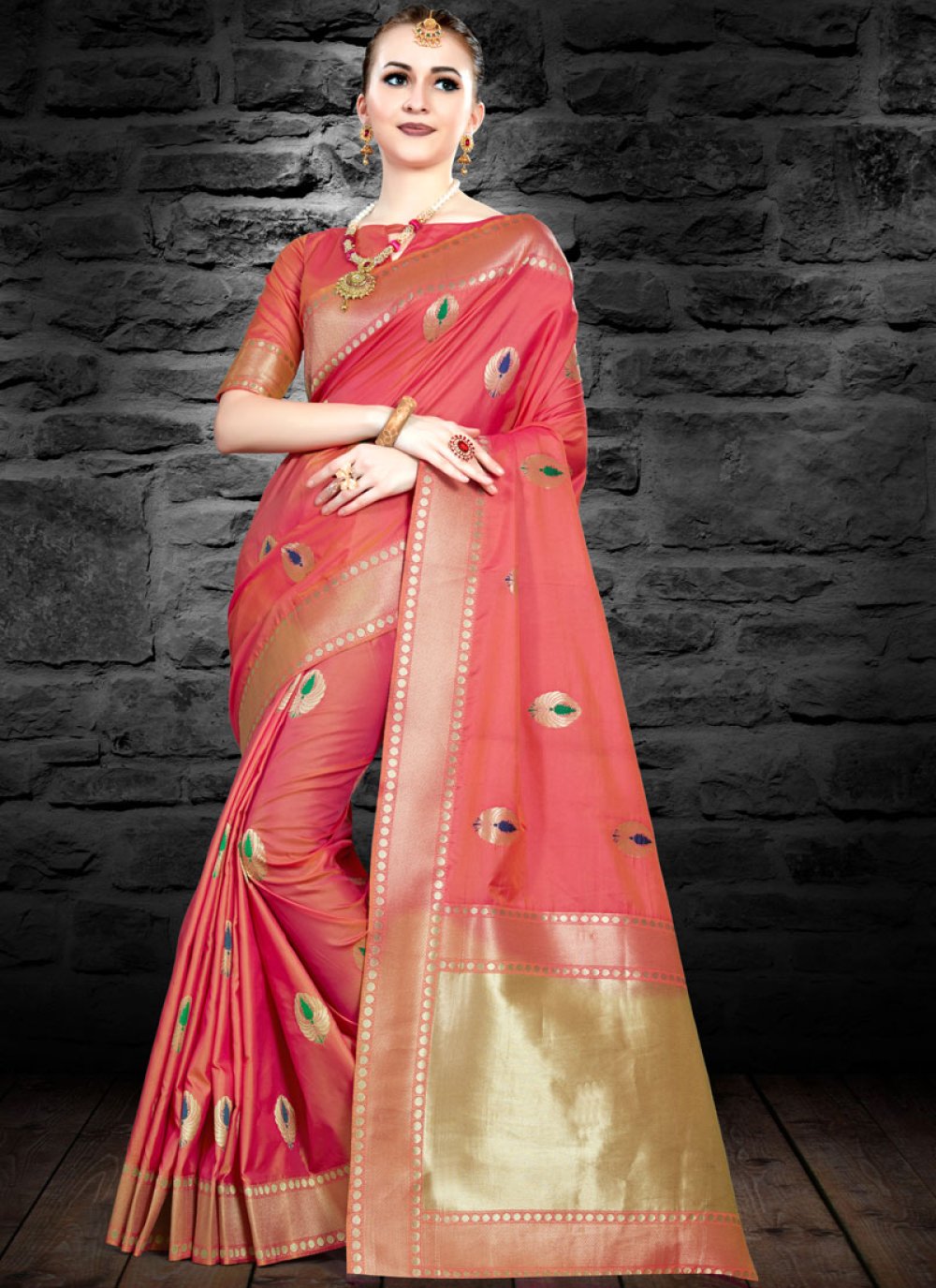 Shop Silk Traditional Saree in Red Online : 100763