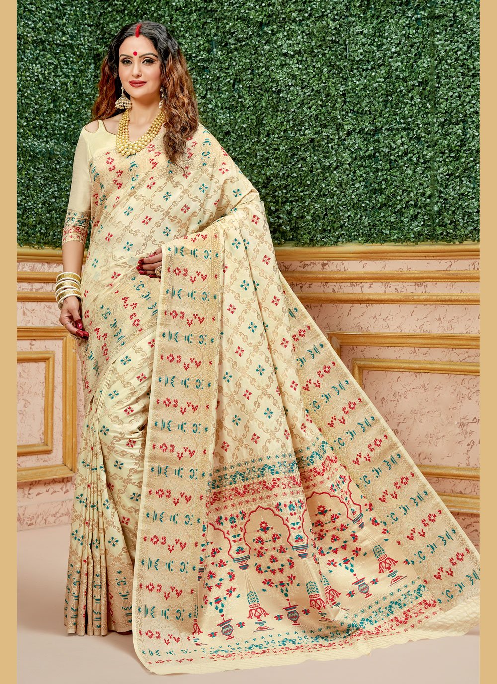 Buy Online Classic Saree Weaving Art Silk in Beige : 156112