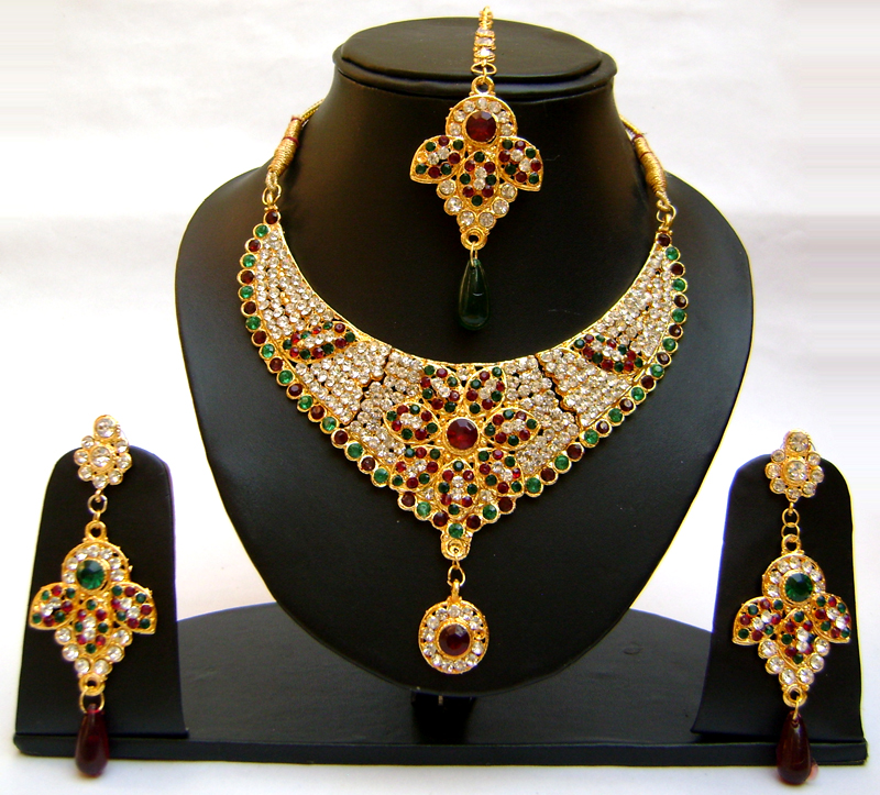 Buy Stone Work Necklace Set in Gold Online : 178215