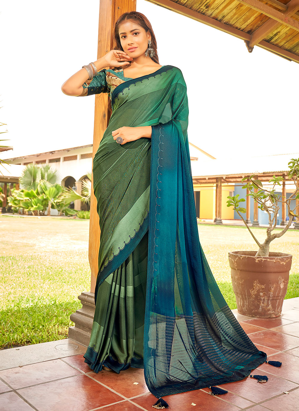 Buy Weight Less Classic Saree in Green Online : 231113
